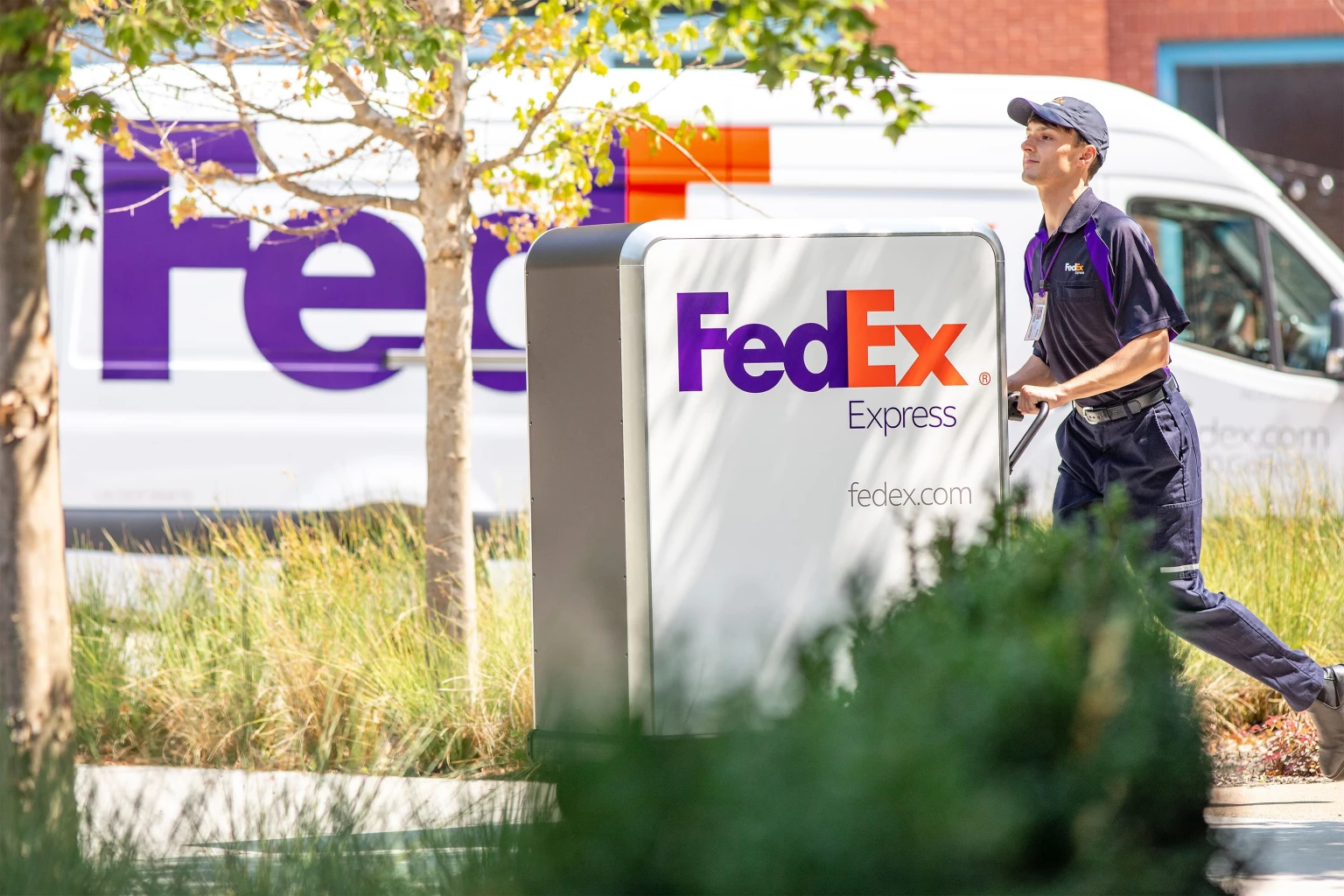 Fedex และ GM ร่วมทำลายสถิติโลก รถขนส่งไฟฟ้าเพื่อสิ่งแวดล้อม วางแผน Net Zero