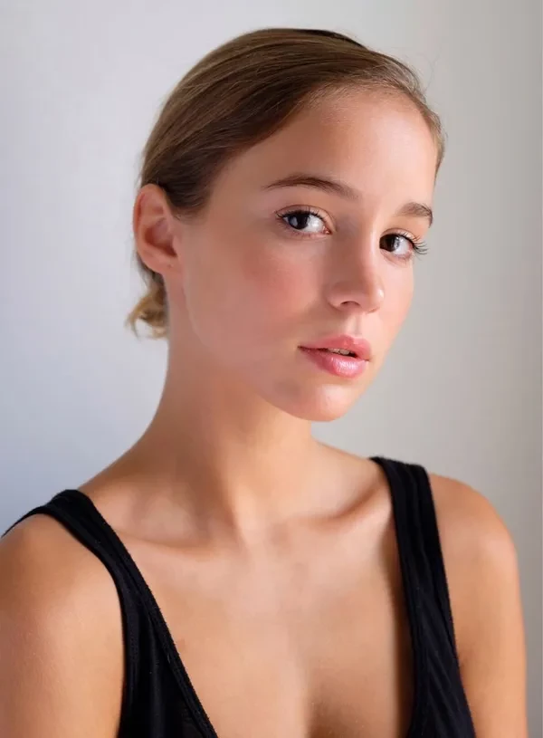 Alba Baptista ดาราสาวโปรไฟล์เริ่ดวัย 25 ปี หวานใจของ Chris Evans