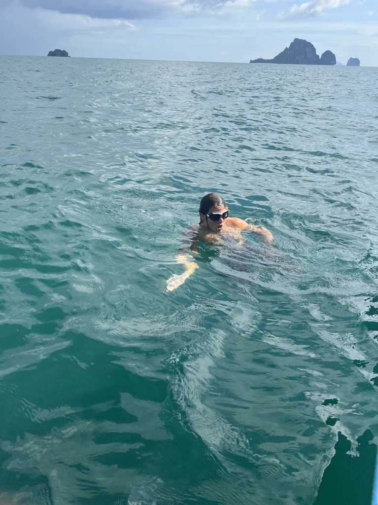 รู้จัก ทราย สก๊อต ทายาทตระกูลดัง หลังว่ายน้ำข้ามทะเลตัวเปล่า 30 กิโลเมตร