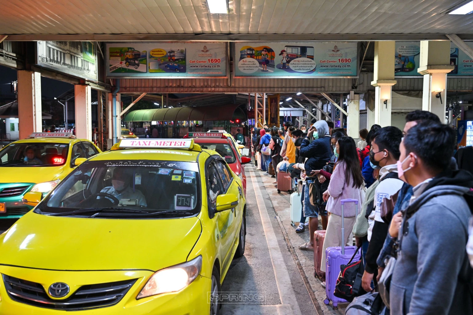 หัวลำโพง ประชาชนเริ่มทยอยกลับเข้ากรุงเทพฯ