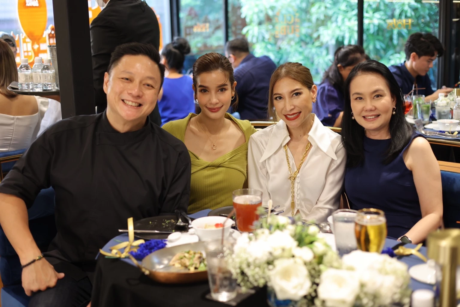 อ้อม พิยดา ตั๊ก นภัสกร วิว วรรณรท ร่วมยินดีเปิดตัวร้าน Hobs Ari Samosorn