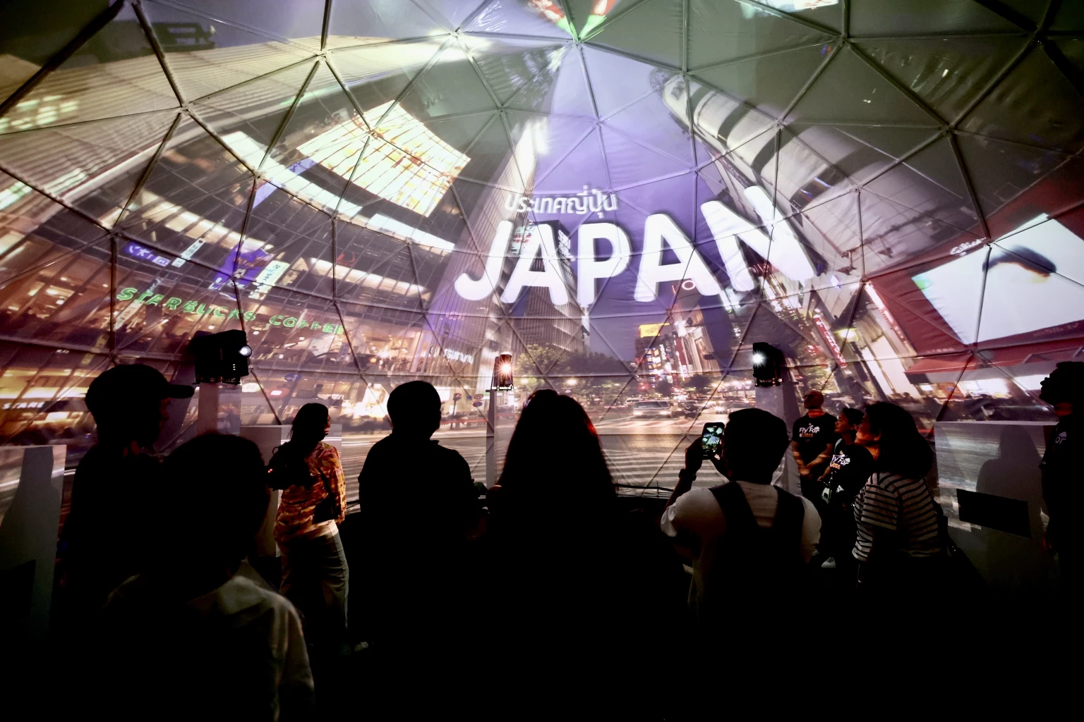 ‘Fly For Less’ เที่ยวเสมือนจริงใจกลางกรุง