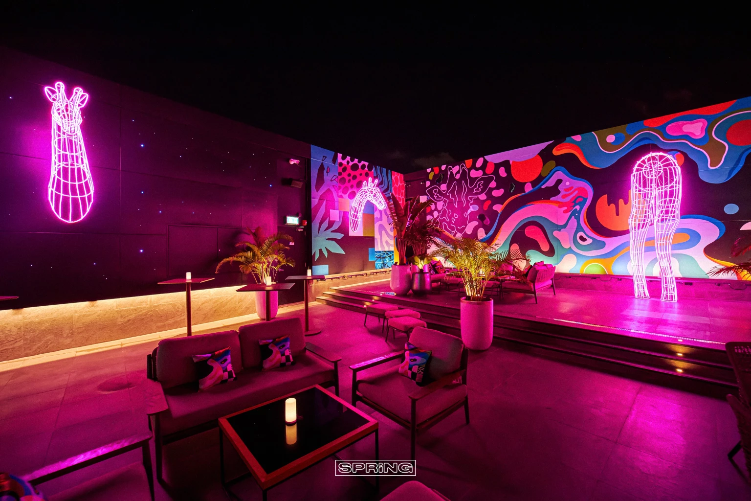 Pink Giraffe Rooftop Bar แห่งแรกย่านบางนา