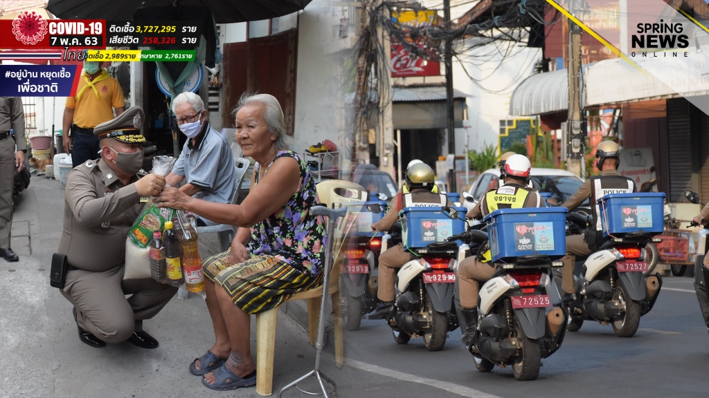 ขบวน Grab Police นำถุงยังชีพ แจกผู้เดือดร้อนพิษโควิดตามบ้าน
