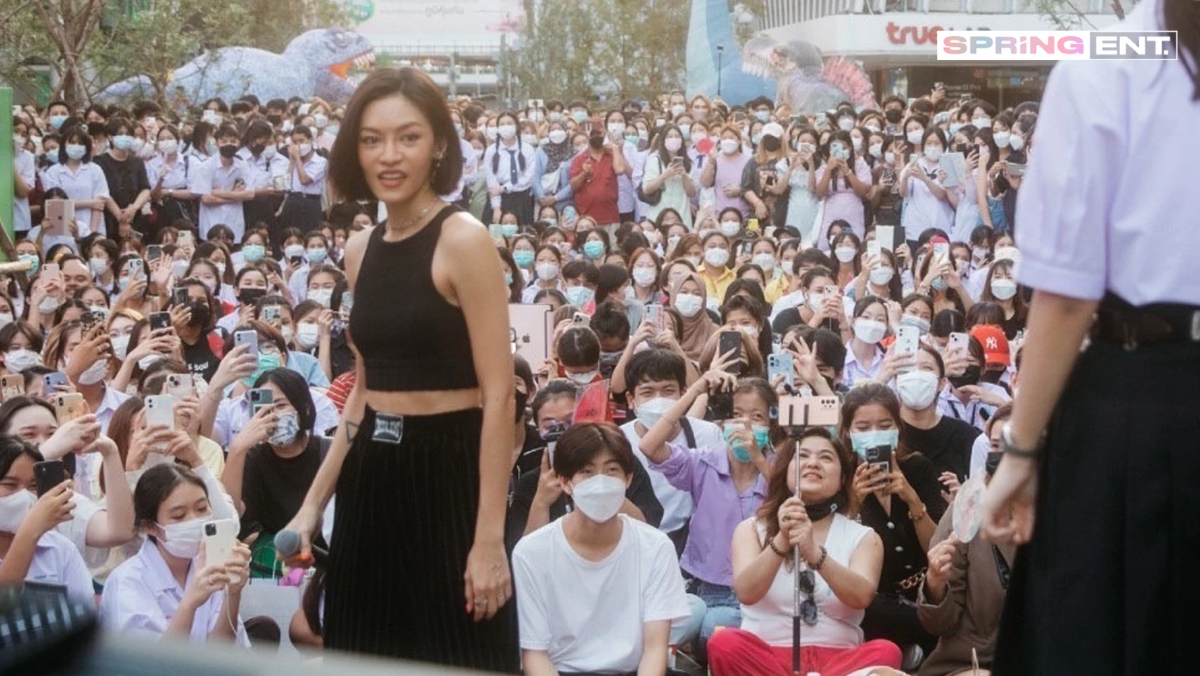 วง Klear บุกสานฝันร่วมร้องเพลง วงดนตรี yes indeed band กลางสยามสแควร์