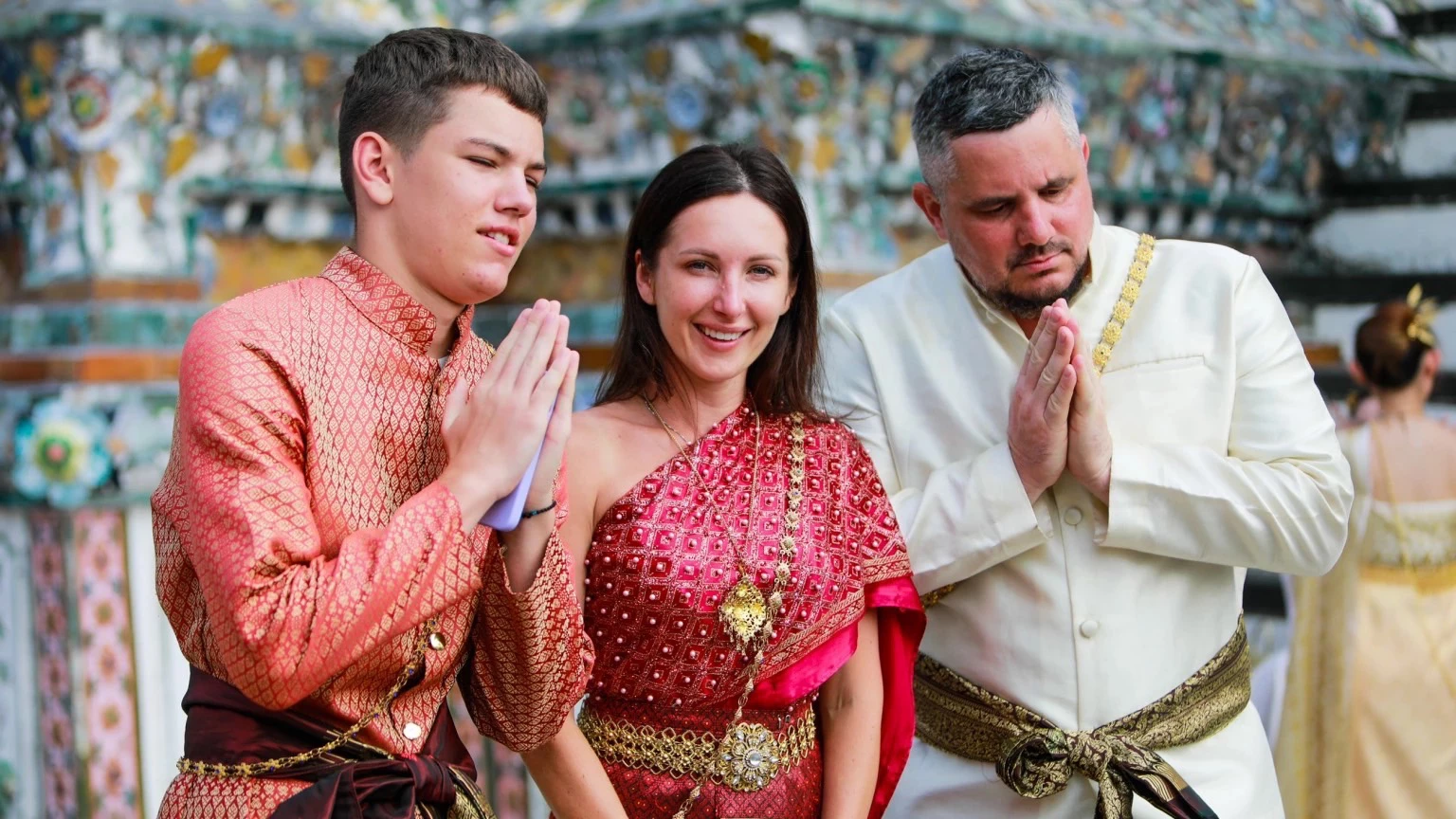 ห่มสไบ ใส่โจงกระเบน แชะภาพแลนด์มาร์คกรุงเทพ